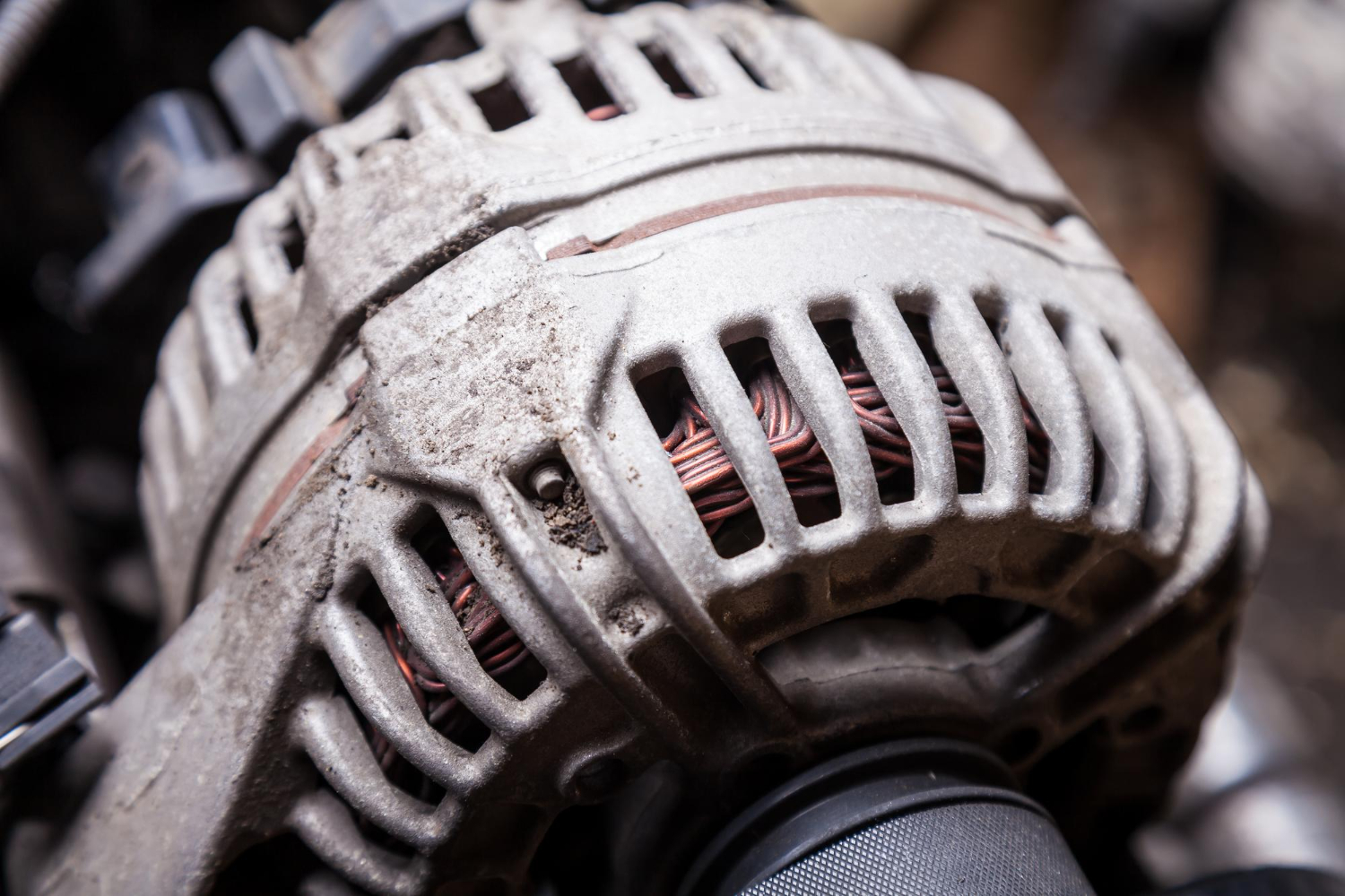 Uszkodzony alternator – jak rozpoznać objawy i ile kosztuje naprawa lub ...